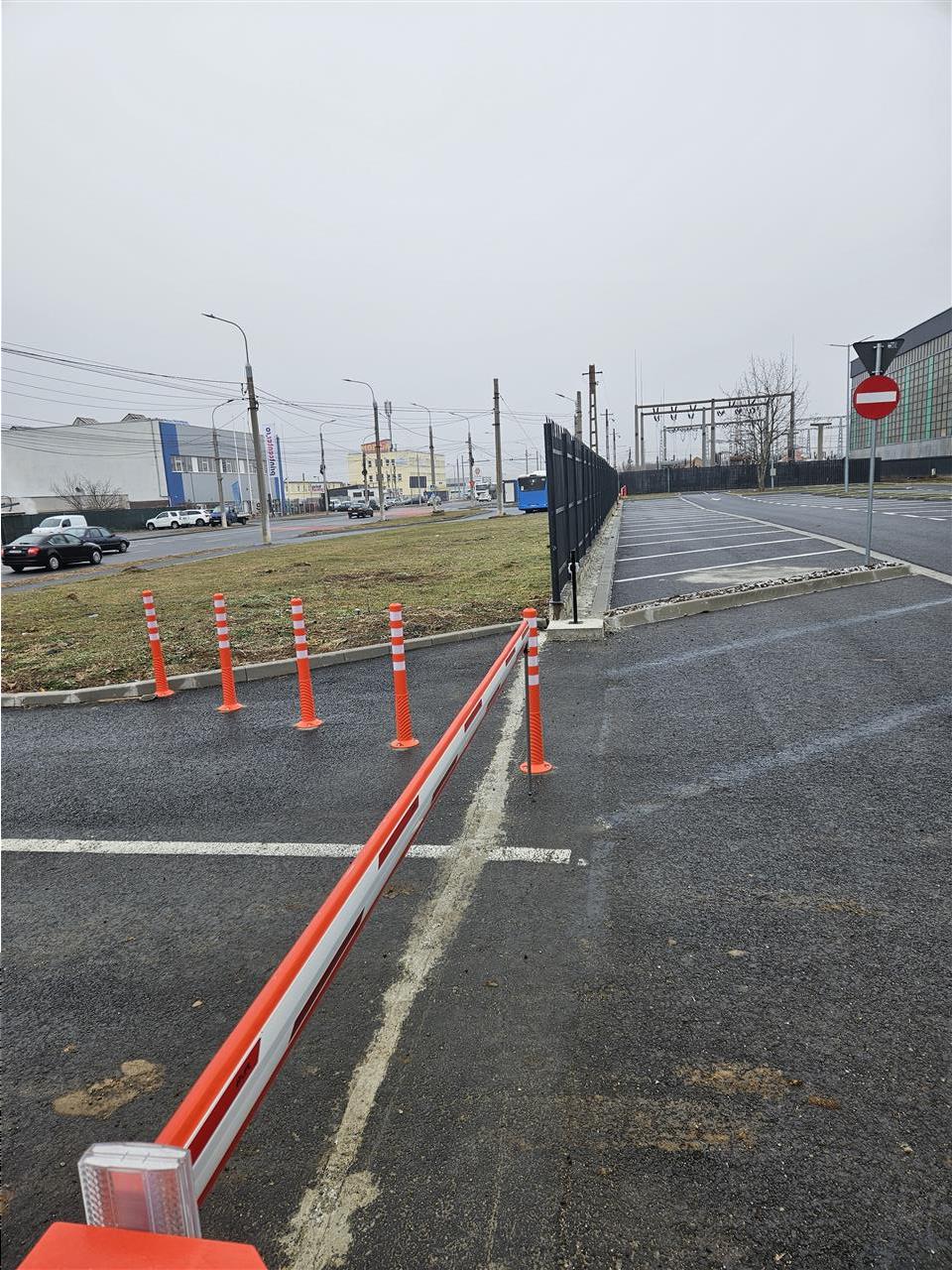 Parcare de Inchiriat 2000 mp Platforma cu expunere la trafic auto - ID 202